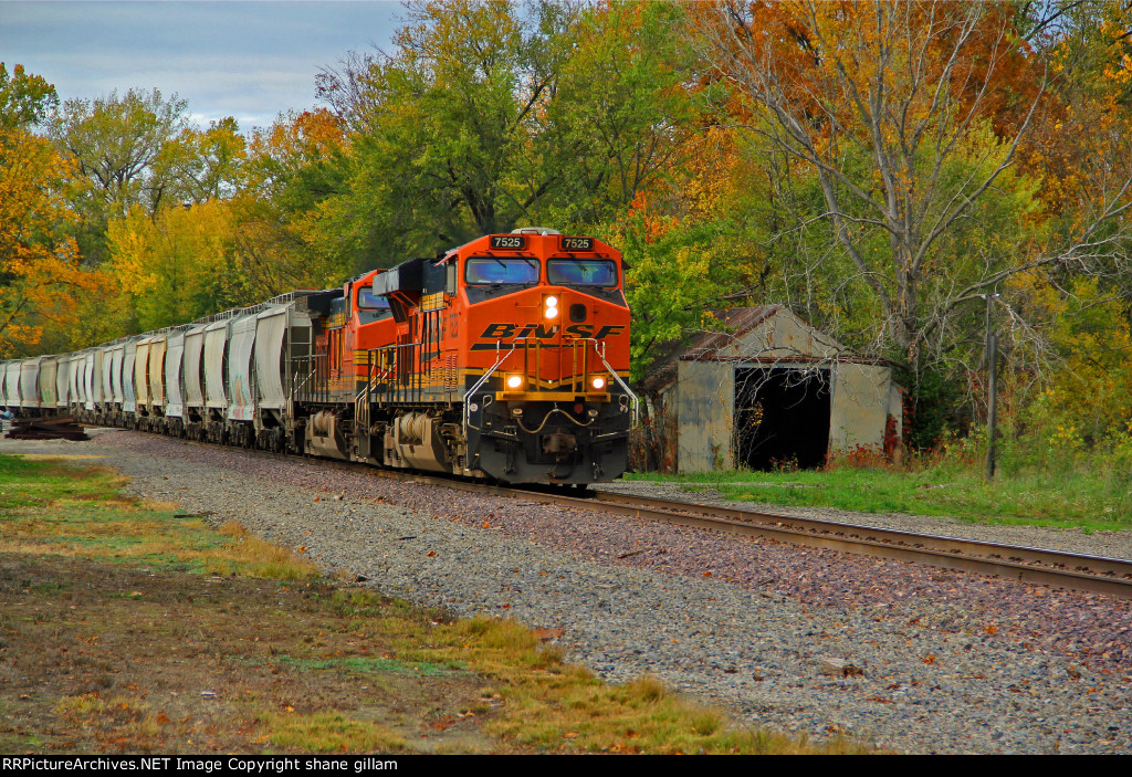 BNSF 7525 leads the Galmem Sb past some fall color.